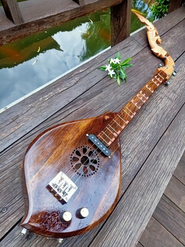 พิณโปร่งไฟฟ้า - MyStar V8